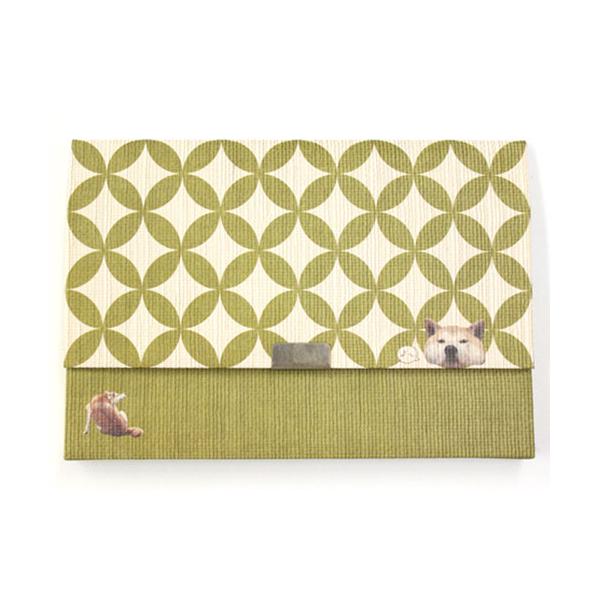 室町期に生まれた、書院造の頃より現代まで息づく襖（ふすま）紙、紗紙でつくった懐紙入れ。繰り返し使う度に風合いが増し、紗紙独特の柔らかな手触りに変化していきます。この素材に使われている紗紙とは、主に襖用に製造され、その風合いと耐久性がよろこば...