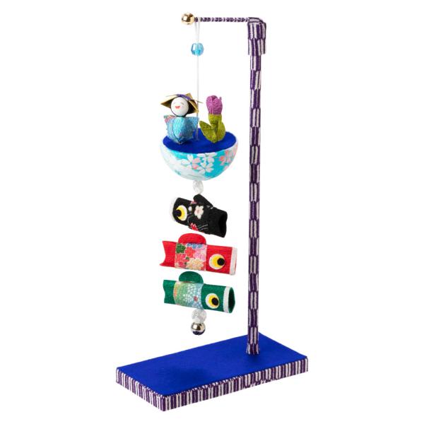 童と菖蒲の台の下、３匹のこいのぼりが、モビールになり、くるくる動きます。楽しい端午の節句のつるし飾りを手作りしました。専用のつるし飾り台付きです。ゆらゆらするこいのぼりに、かわいい笑顔の童にいやされる、楽しい五月人形飾りです。飾り付け時：約...