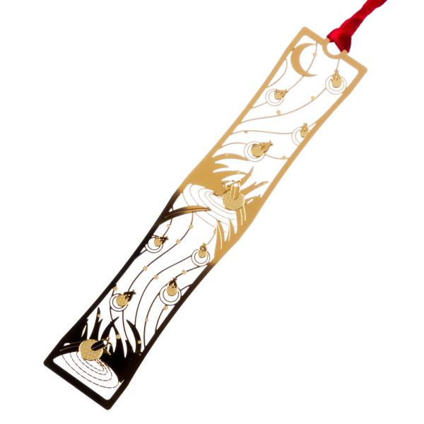 電子部品に用いられる精密加工の技術を持った、日本の企業の製品。数ミクロン単位での精密加工技術を活かし、金色の和柄のしおりを製作いたしました。金属とは思えない滑らかさ、細かい細工など、金色の模様をより鮮やかに見せる事が出来ています。日本らしい...