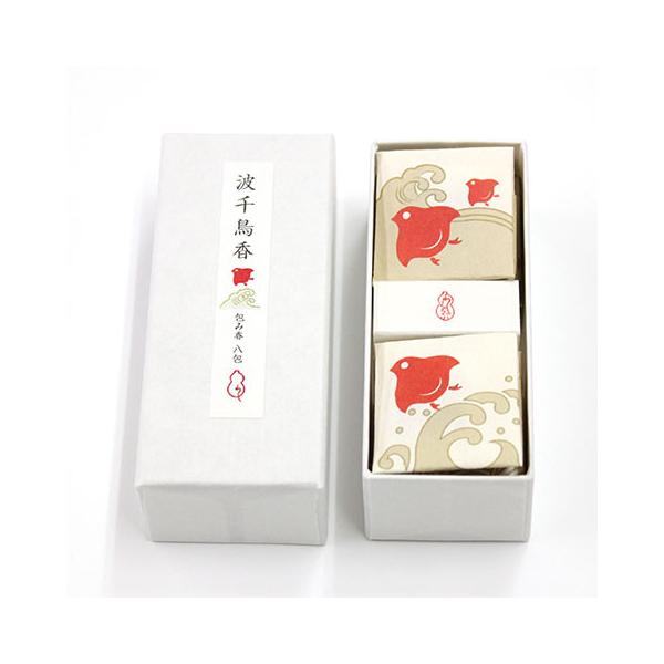 鞄やお財布、名刺入れの中に入れたり、うつり香としてお手紙や御祝袋に入れたり。日本の香りという文化を楽しむお香。香りは白檀をベースとした天然香木を調香。古くから伝わる爽やかな香りをお楽しみいただけます。白い箱に入っているのは、「真っ白な心を贈...