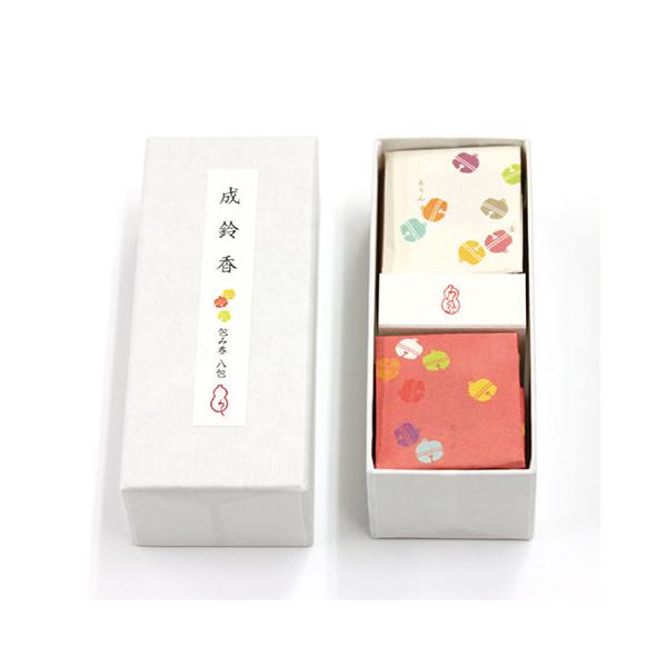 鞄やお財布、名刺入れの中に入れたり、うつり香としてお手紙や御祝袋に入れたり。日本の香りという文化を楽しむお香。香りは白檀をベースとした天然香木を調香。古くから伝わる爽やかな香りをお楽しみいただけます。白い箱に入っているのは、「真っ白な心を贈...