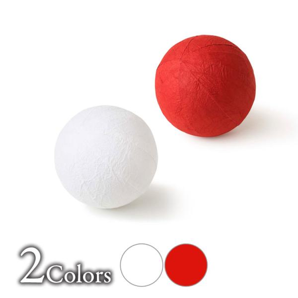 medetaya modern(めでたやモダン)のお正月飾り。凸凹とした表情のある白い和紙の鞠（まり）。片手にすっぽり収まる小ぶりな Sサイズです。玄関やデスクに飾ったり、テーブルコーディネートにもおすすめです。すっきりとした白色の無地で、...