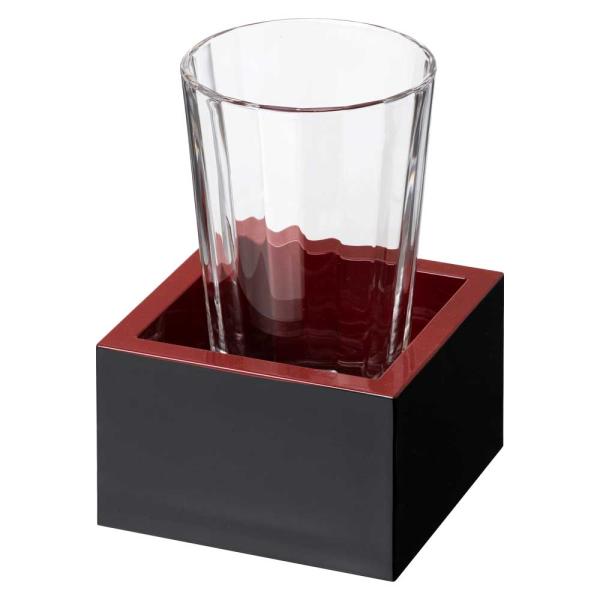 お店で日本酒を注文すると、目の前で一升瓶から注いでくれることがあります。その時に目の前に置かれるのが、この枡の中に冷酒グラスを置いた『もっきり』。もっきりという言葉の由来は、盛り切り。たくさん飲んで欲しいという気持ちが表れています。飲み方に...