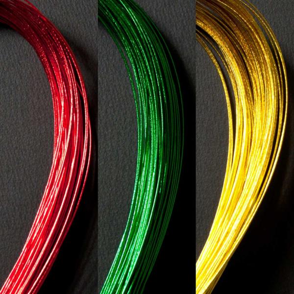 クリスマスリース作りや飾りに使える水引キット。光沢のあるカラーなので、見栄えもよく気軽に使う事ができます。大胆に結ぶだけでも様になりますよ。ツリーの装飾にもご活用ください。内容：光赤・光日和・光金（各100本×3色）水引長さ：90cm