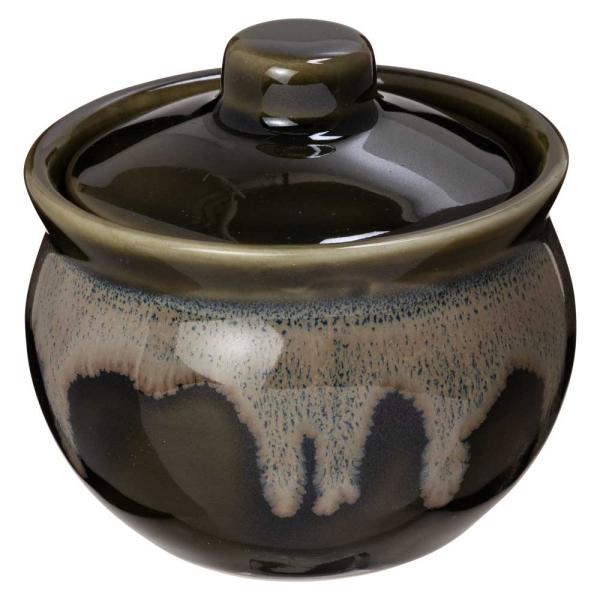 昔からあるデザインの瓶。釉薬が流れる雰囲気がとても懐かしく、いつまでも人気のタイプ。ただ昔は梅干しを漬ける用でしたが、ストッカーとして役立つ蓋付きのミニタイプとなり、様々な場面で役立つアイテムになりました。佃煮はもちろん胡麻や鰹節。ご飯にか...