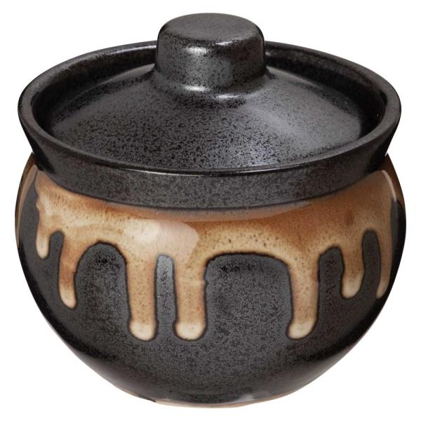 昔からあるデザインの瓶。釉薬が流れる雰囲気がとても懐かしく、いつまでも人気のタイプ。ただ昔は梅干しを漬ける用でしたが、ストッカーとして役立つ蓋付きのミニタイプとなり、様々な場面で役立つアイテムになりました。佃煮はもちろん胡麻や鰹節。ご飯にか...