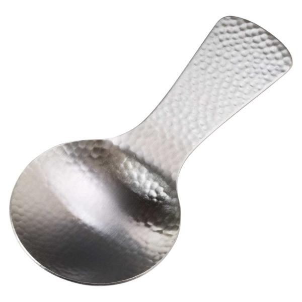 お茶の葉を急須に入れるのに使う、茶さじです。こちらは槌目模様が高級感を感じさせる、和味（なごみ）のステンレス製食器。金属製ですが、不規則なハンドメイド要素に温かみを感じられるシリーズです。新潟県の食器は、純度の高い鉄（スチール）とクロム、ニ...