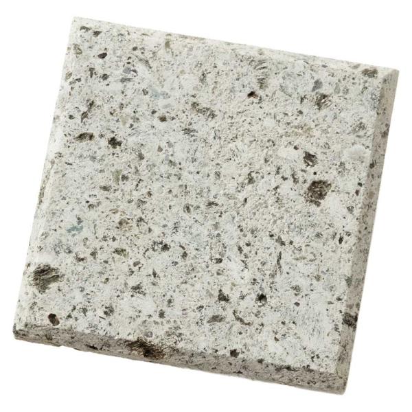 大谷石コースター四角形の面取りタイプです。こちらは大谷石特有の空洞が穴のように表面に現れたもので、当店では「自然品」と区分して販売しています。吸水性や耐熱性など、機能面では良品と同等の品質です。細目大谷石にひと手間かけた面取り加工で、高級感...