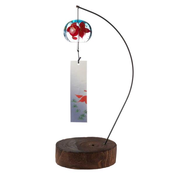 ※スタンドは天然素材から手作りで製作しています。木台のサイズや形に個体差がありますので、ご了承ください。また木台の年輪中央に、穴のあるものとないものがございます。クリスタルガラスを使用した、ぬくもりのある透明感が特徴の風鈴に、その透明感を生...