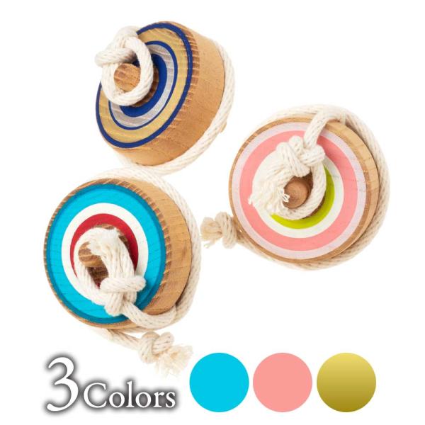 小さなスペースでも回せる、コンパクトな投げゴマです。「投げゴマをしたいけど場所がない」という方のために製作しました。コマを逆さにすれば、指でひねって回すこともできるため、まだ投げゴマができないという方でも楽しめます。サイズ：約φ5×高5.5...