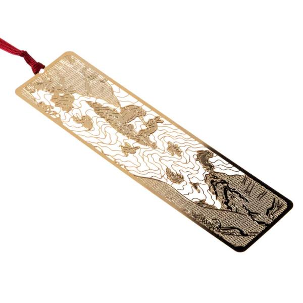 電子部品に用いられる精密加工の技術を持った、日本の企業の製品。数ミクロン単位での精密加工技術を活かし、金色のしおりを製作いたしました。御朱印帳に挟んでいただいても違和感のない薄さで作られています。より繊細なエッチングで表現したモチーフのしお...