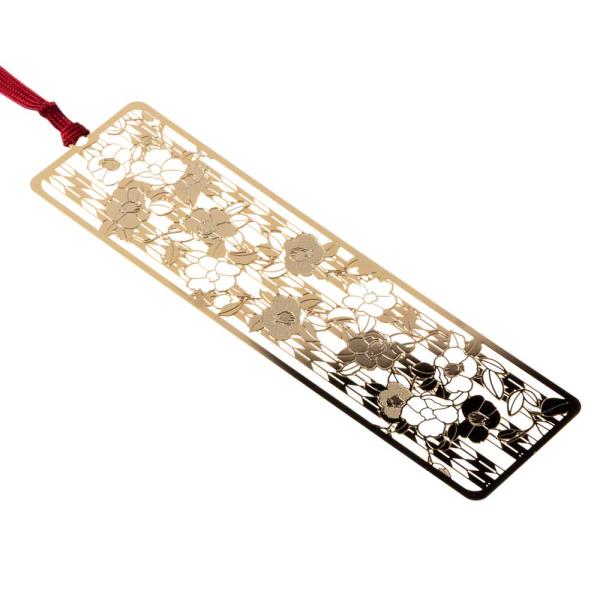 電子部品に用いられる精密加工の技術を持った、日本の企業の製品。数ミクロン単位での精密加工技術を活かし、金色のしおりを製作いたしました。御朱印帳に挟んでいただいても違和感のない薄さで作られています。より繊細なエッチングで表現したモチーフのしお...