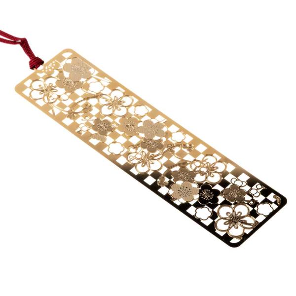 電子部品に用いられる精密加工の技術を持った、日本の企業の製品。数ミクロン単位での精密加工技術を活かし、金色のしおりを製作いたしました。御朱印帳に挟んでいただいても違和感のない薄さで作られています。より繊細なエッチングで表現したモチーフのしお...