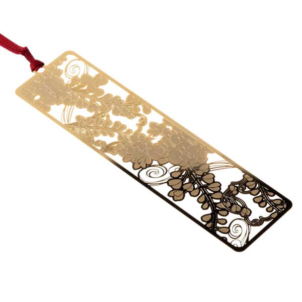 電子部品に用いられる精密加工の技術を持った、日本の企業の製品。数ミクロン単位での精密加工技術を活かし、金色のしおりを製作いたしました。御朱印帳に挟んでいただいても違和感のない薄さで作られています。より繊細なエッチングで表現したモチーフのしお...