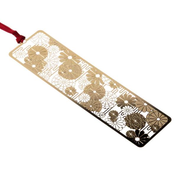 電子部品に用いられる精密加工の技術を持った、日本の企業の製品。数ミクロン単位での精密加工技術を活かし、金色のしおりを製作いたしました。御朱印帳に挟んでいただいても違和感のない薄さで作られています。より繊細なエッチングで表現したモチーフのしお...
