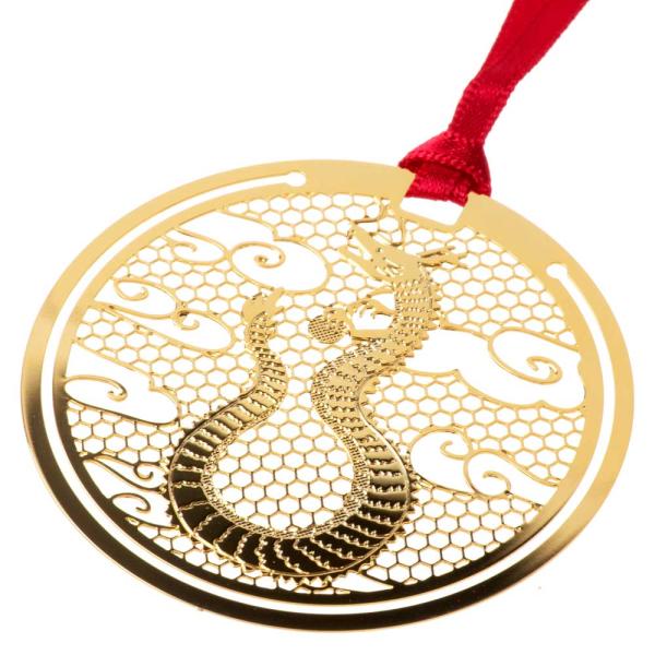 電子部品に用いられる精密加工の技術を持った、日本の企業の製品。数ミクロン単位での精密加工技術を活かし、金色のしおりを製作いたしました。日本で縁起の良いとされるモチーフを描いたシリーズです。海外へのお土産ものだけでなく、ちょっとした心付けに最...