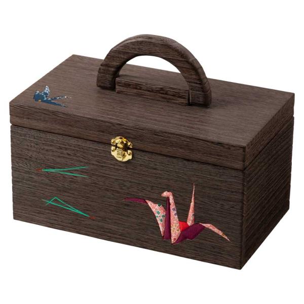 1つ1つ職人により丹精を込めて作られた、東京浅草の桐工芸品製造「箱長」の木工品です。こちらは桐のソーイングボックス（裁縫箱）。前面と蓋には和布の木目込細工が施され、優美な印象です。中は二段になっていて、布素材や糸、針などの道具類を小分けにし...