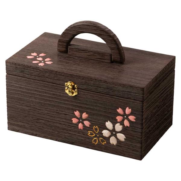 1つ1つ職人により丹精を込めて作られた、東京浅草の桐工芸品製造「箱長」の木工品です。こちらは桐のソーイングボックス（裁縫箱）。前面と蓋には和布の木目込細工が施され、優美な印象です。中は二段になっていて、布素材や糸、針などの道具類を小分けにし...