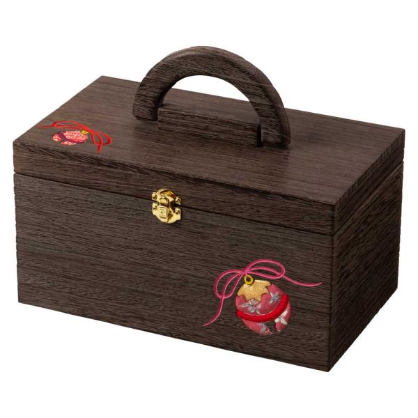 1つ1つ職人により丹精を込めて作られた、東京浅草の桐工芸品製造「箱長」の木工品です。こちらは桐のソーイングボックス（裁縫箱）。前面と蓋には和布の木目込細工が施され、優美な印象です。中は二段になっていて、布素材や糸、針などの道具類を小分けにし...