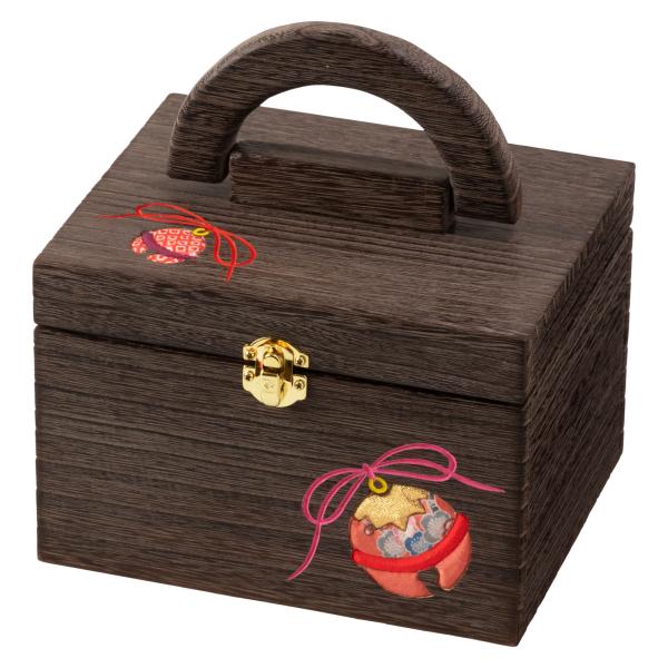 1つ1つ職人により丹精を込めて作られた、東京浅草の桐工芸品製造「箱長」の木工品です。こちらは桐のソーイングボックス（裁縫箱）。前面と蓋には和布の木目込細工が施され、優美な印象です。中は二段になっていて、布素材や糸、針などの道具類を小分けにし...