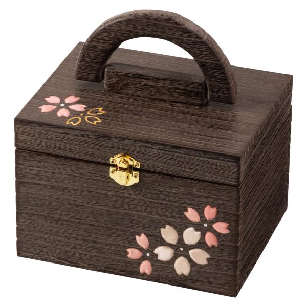 1つ1つ職人により丹精を込めて作られた、東京浅草の桐工芸品製造「箱長」の木工品です。こちらは桐のソーイングボックス（裁縫箱）。前面と蓋には和布の木目込細工が施され、優美な印象です。中は二段になっていて、布素材や糸、針などの道具類を小分けにし...