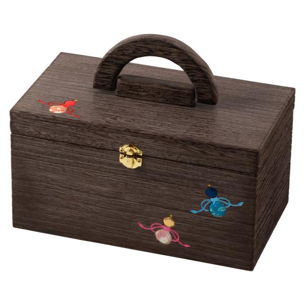 1つ1つ職人により丹精を込めて作られた、東京浅草の桐工芸品製造「箱長」の木工品です。こちらは桐のソーイングボックス（裁縫箱）。前面と蓋には和布の木目込細工が施され、優美な印象です。中は二段になっていて、布素材や糸、針などの道具類を小分けにし...