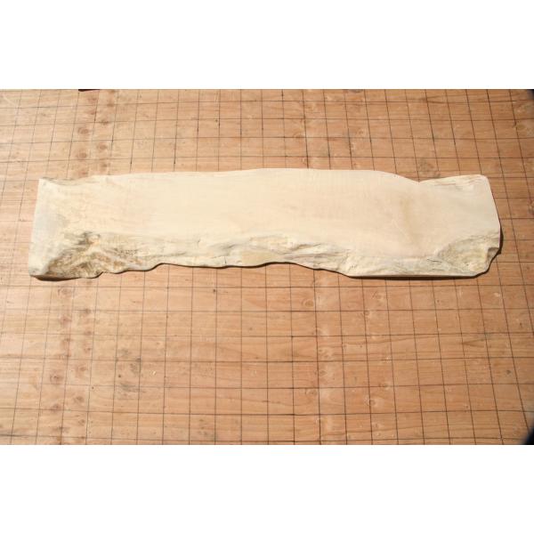 カエデ（楓）、　990（長さ）、　210（最大幅、木表表面の平らな部分）30　(厚み）単位ミリ、写真のマス目は縦横5cmです、写真1~3枚目木表、4枚目木裏を表示しています              地元の市場で原木を仕入れ製材工場内で3年...