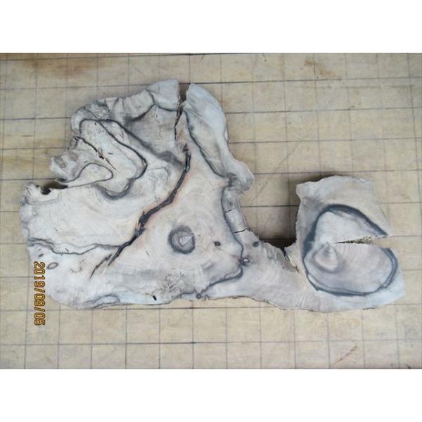 540（長さ最大寸法）、330（幅、最大寸法）、40（厚み）単位ミリ、写真のマス目は縦横5cmです、写真1、2枚目と3、4枚目は面が違います（裏、表）黒柿の輪切り材です、輪切り材ですので小口割れが有り今後も割れが出ることが有ります、割れ傷な...