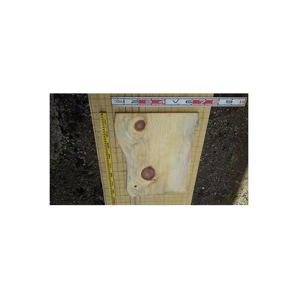 松、825（長さ）、　555〜550〜635（幅、木表、表面の平らな部分の寸法）24（厚み）単位ミリ、       写真の縦横のマス目は5cmです、写真1〜9枚目木表、10〜18枚目木裏を表示しています、自然乾燥材です、       自然オ...