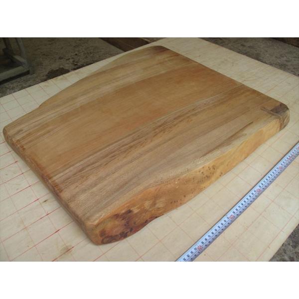 675（長さ）、410〜600（幅、木表、表面の平らな部分の寸法）40（厚み）単位ミリ、写真のマス目は縦横5cmです、写真1〜10枚目木表、11〜18枚目木裏を表示しています、地元（山陰）の市場で丸太を買付け製材2年以上寝かせ自社加工した商...