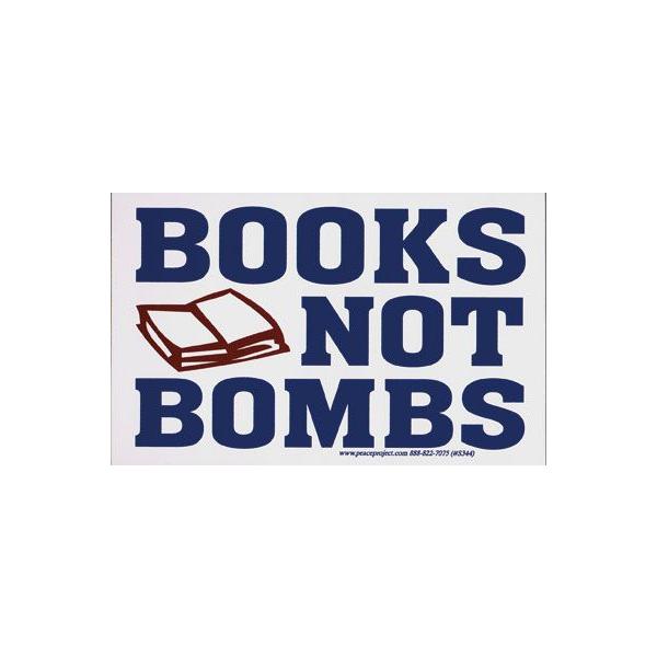 「BOOKS NOT BOMBS」意味：本は爆弾ではないSIZE：W13.9XH8.8cm屋外使用ＯＫ！耐水性のあるステッカーです。白色のビニール素材に印刷されています。バイクやメットはもちろん、自転車の泥除け部分や、車のバンパー、楽器、サ...