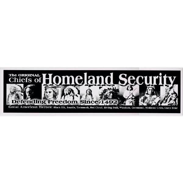 「The ORIGINAL Chiefs of Homeland Security Defending Freedom Since 1492」意味：1492年からの母国を守った最初の酋長達SIZE：W29.2XH7.5cm屋外使用ＯＫ！耐水...