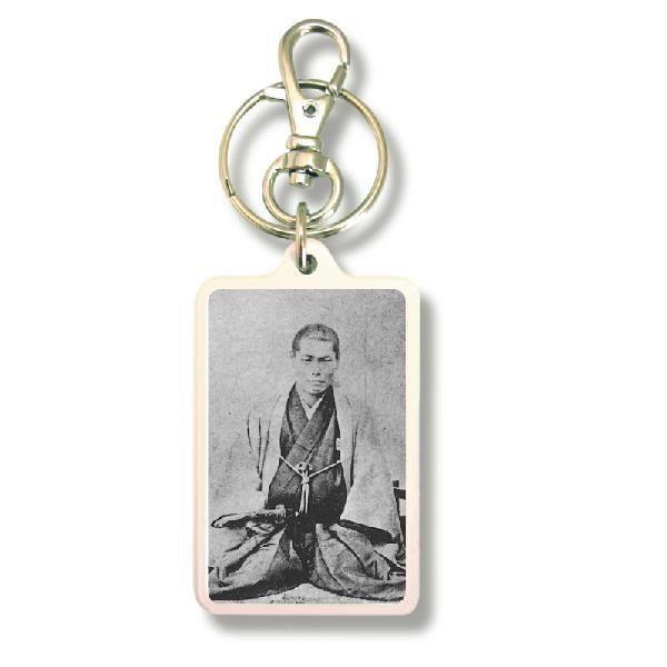 SIZE:W3.3cm H5cm屋外使用ＯＫ！耐水性のあるステッカーがキーホルダーの両面に張られています。便利な2WAYなので鍵と一緒はモチロン、カバンや携帯など色々なところでお楽しみ下さい。