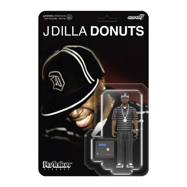 現在も多大な影響力を持つ名作、J DILLA『DONUTS』のスマイルジャケットヴァージョンをモチーフに再現した3.75インチスケールのリアクション・フィギュアがSUPER 7より発売。 愛用のサンプラーMPC3000 &amp; ProT...
