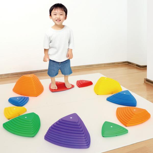※こちらの商品はお届け先が法人名のお客様のみご注文いただけます。自由に並べて踏んだり渡ったりしながら、遊び感覚でバランス運動が楽しめるバランスストーンです。高さや形の異なるストーンを組み合わせることで難易度を調整でき、年齢や成長に合わせて体...