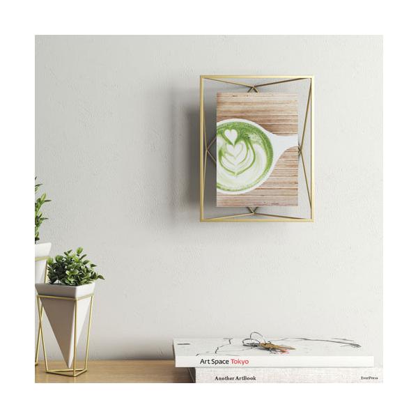 モダンなフレーム：プリズマは、デコレーティブな幾何学的形状のワイヤー製なので、卓上フレーム、壁掛けフレームの両方で使う事ができ、フラットな写真収納部分に立体的なワイヤー構造が組み合わさっているので、でインテリアで多様性を生み出しますユニーク...