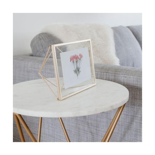 モダンなフレーム：プリズマは、デコレーティブな幾何学的形状のワイヤー製なので、卓上フレーム、壁掛けフレームの両方で使う事ができ、フラットな写真収納部分に立体的なワイヤー構造が組み合わさっているので、でインテリアで多様性を生み出しますユニーク...