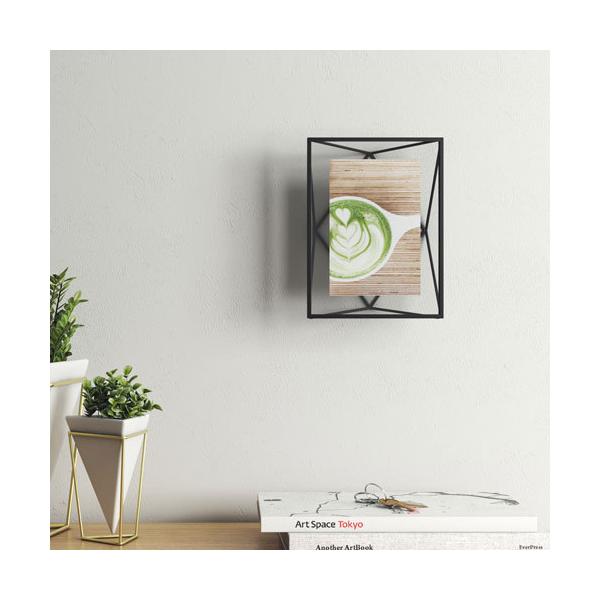 モダンなフレーム：プリズマは、デコレーティブな幾何学的形状のワイヤー製なので、卓上フレーム、壁掛けフレームの両方で使う事ができ、フラットな写真収納部分に立体的なワイヤー構造が組み合わさっているので、でインテリアで多様性を生み出しますユニーク...