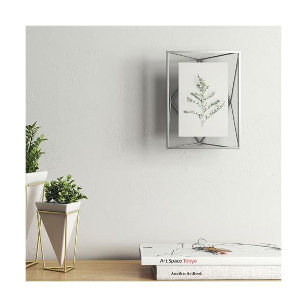 モダンなフレーム：プリズマは、デコレーティブな幾何学的形状のワイヤー製なので、卓上フレーム、壁掛けフレームの両方で使う事ができ、フラットな写真収納部分に立体的なワイヤー構造が組み合わさっているので、でインテリアで多様性を生み出しますユニーク...