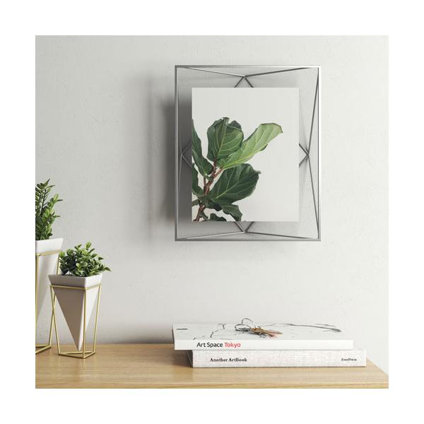 モダンなフレーム：プリズマは、デコレーティブな幾何学的形状のワイヤー製なので、卓上フレーム、壁掛けフレームの両方で使う事ができ、フラットな写真収納部分に立体的なワイヤー構造が組み合わさっているので、でインテリアで多様性を生み出しますユニーク...