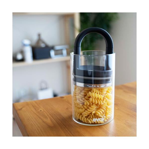 ■ ハンドルを押し下げるだけで容器内の空気が簡単に抜け保存できます。蓋を開ける際もハンドルを上に引くだけのシンプル操作。■ コーヒー豆やパスタなどの保存に便利です。食べ物が空気にさらされる時間が長いほど鮮度や風味が早く失われるため、コーヒー...