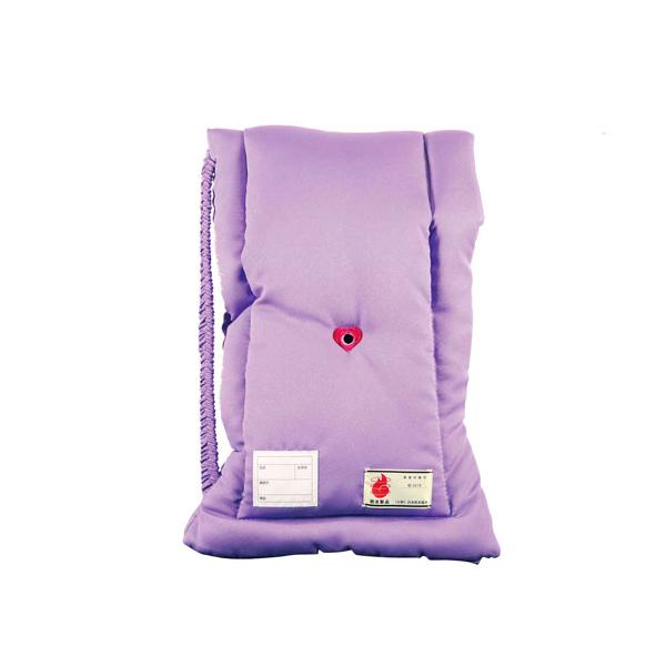 (公財)日本防炎協会認定品!■ソフトな肌触りの日本製生地使用。■ゴム周りも難燃生地使用。■緊急時に必要な名前欄付。■カバーはST121が適合します。【仕様】本体サイズ：430×280×80mm重量：232g材質：ポリエステルKUTSUWA ...