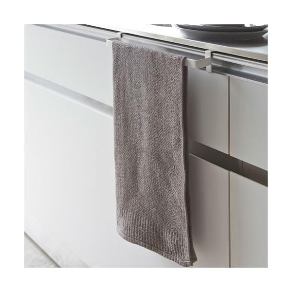 シンク扉に簡単取り付けのタオルハンガー。ワイドタイプはタオルを折り畳まず掛けられます。レールハンドルタイプの扉にも取り付け可能！■ 商品サイズ約30X6X4cm■ 商品重量約160g■ 対応サイズ扉の厚さ： 約1.4〜2cmまで■ 耐重量1...