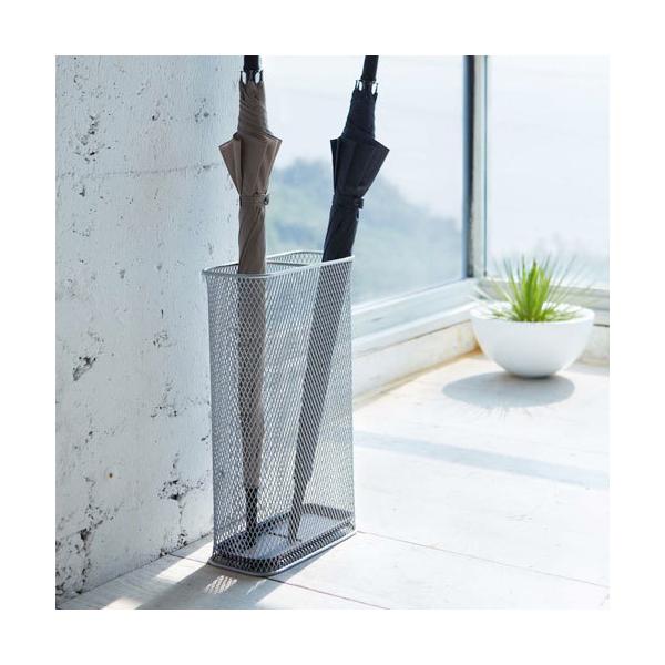 シンプルでクールなメッシュのスリムかさたて。 様々なシーンに合わせやすい、シンプルなデザイン！メッシュ素材なので、通気性が良く、収納物が一目で分かるようになっています。玄関の角に収まるコンパクト設計！本体・受皿：スチール（粉体塗装）対応サイ...