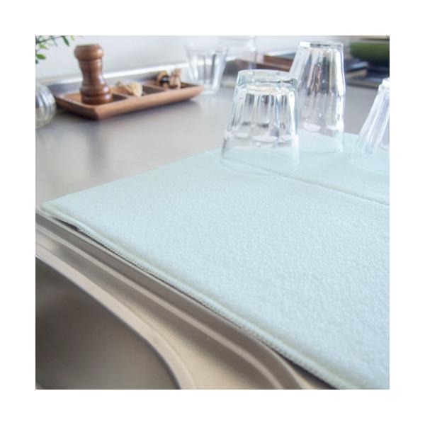 食洗機に入らない鍋や乾燥機が使用できないグラスやお椀等、多用途で活躍できる水切りマットです。表生地はマイクロファイバー、裏面はメッシュ生地になっており、両面使用できます。真ん中に折り目で折りたたみができ、両サイドのリボンで吊るす事が出来ます...