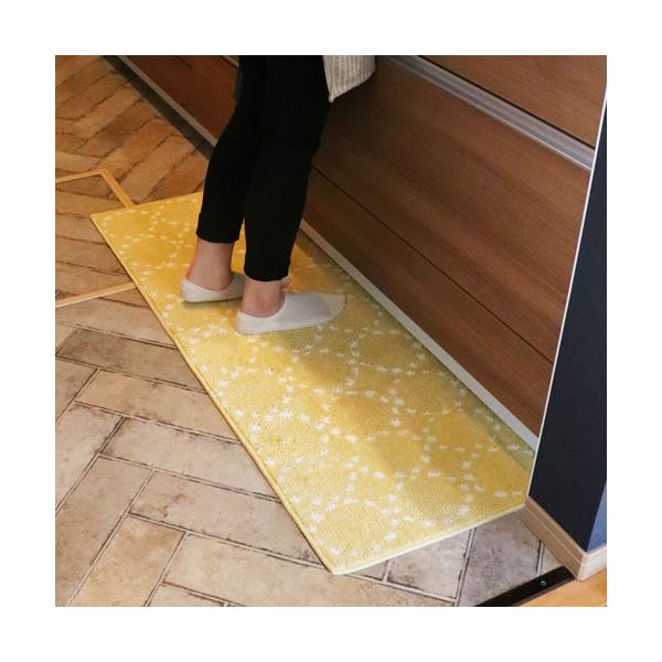 ●シンプルだけど暖かみのある方向風デザイン。●程よい厚みで洗濯しやすい。●マットの裏面には滑り止め加工を施しました。■素材パイル部：ポリエステル100％■サイズ45X120cmおかとー / OKATO