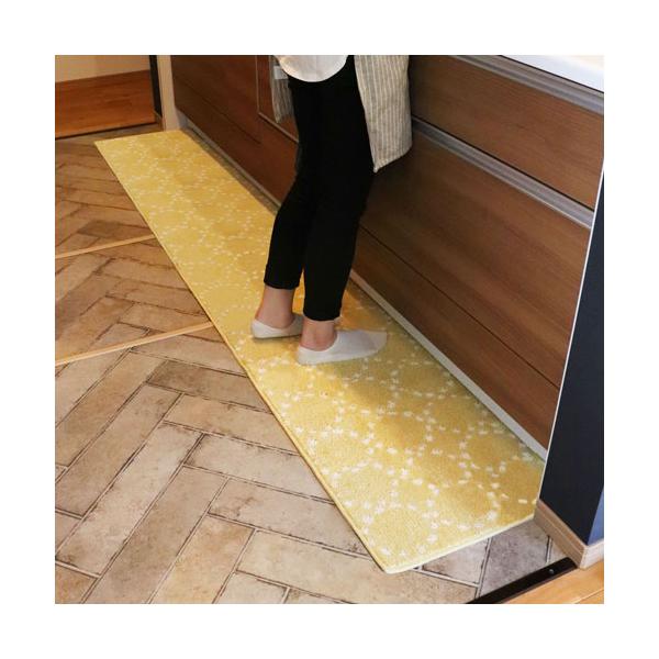 ●シンプルだけど暖かみのある方向風デザイン。●程よい厚みで洗濯しやすい。●マットの裏面には滑り止め加工を施しました。■素材パイル部：ポリエステル100％■サイズ45X252cmおかとー / OKATO