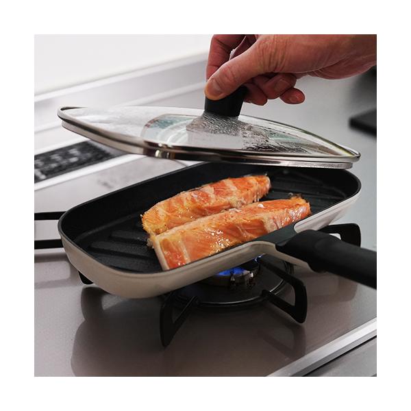 手軽に使えるちょうどよい大きさ■ 奥行15cmの今までにないコンパクトサイズの本格的魚焼きで1〜2人前を手軽に焼くことができます。コンパクトサイズでも様々な熱源に対応しています。■ IH対応で本格的な魚焼き、最大底厚8.5mmで熱をムラなく...