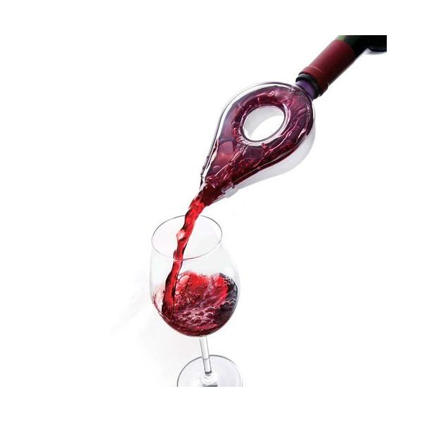 ワインと空気を触れ合わせることで、ワインの味と香りをより一層引き出すことができます。ワインエアレーターがあれば、デキャンタなどの専用容器を使わずともそのままワインボトルからグラスへ注ぐことができます。白いボディに透明なカバー付でデキャンター...