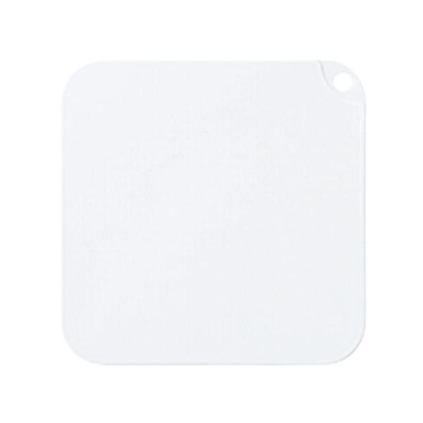 サトウキビからつくった   地球に優しいまな板。植物由来のポリエチレン約50％を使用しています。お皿と同じくらいの大きさなので、一緒に食洗機やカゴにしまえるちょうど良い大きさです。両面使用で使い分けに便利。■ 商品サイズ210×210×5m...